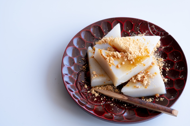 Exploring Warabi-Mochi: The Traditional Japanese Treat with a Unique Texture | Japan Food Guide ...